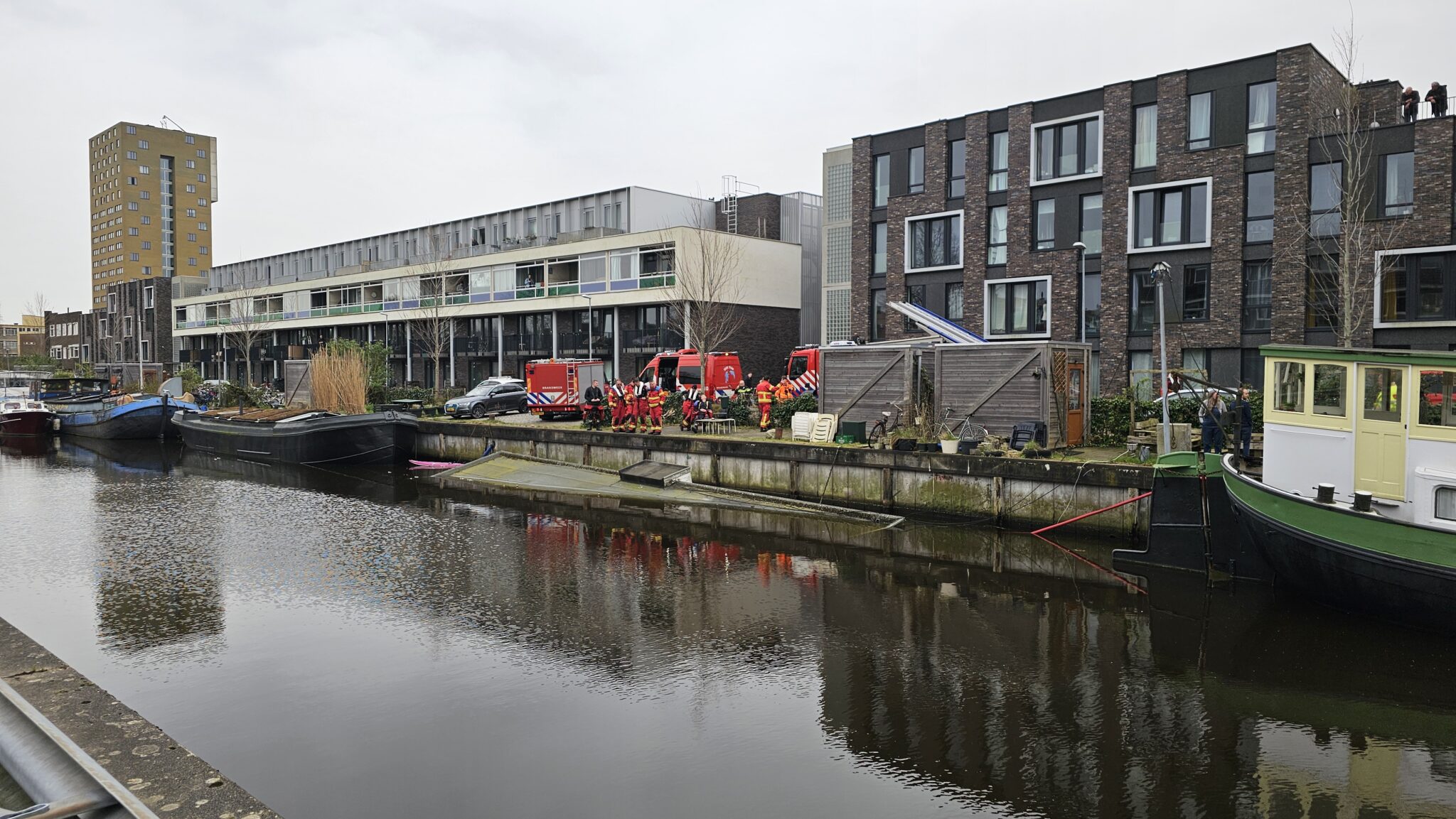 Woonboot gezonken aan de Oosterhamrikkade in Groningen | 112Groningen ...