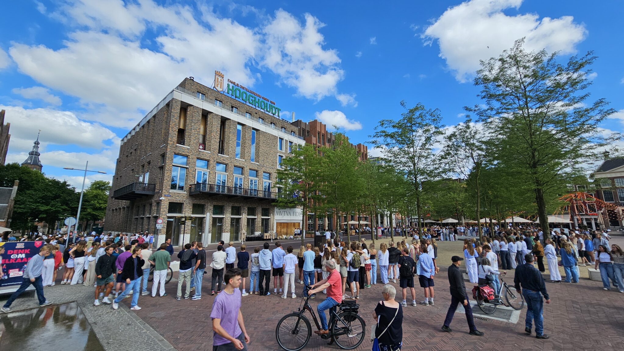 Vrouw die van dak Vindicat sprong is overleden, rouwende studenten en ...