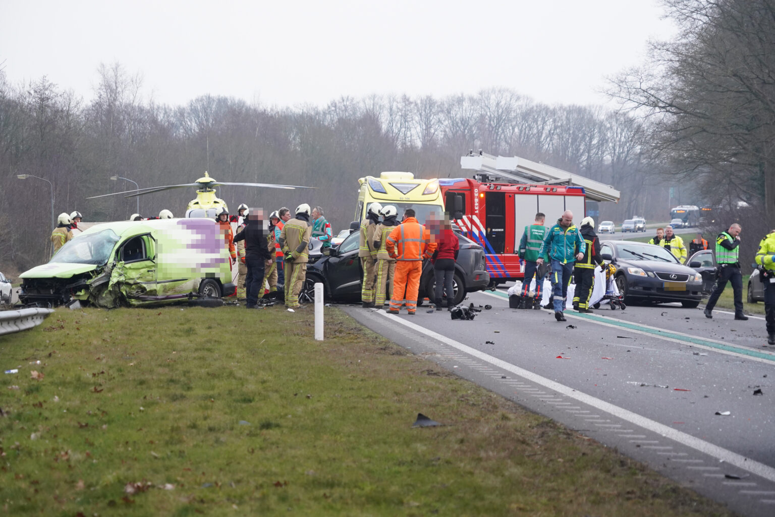 Update: Vijf auto`s betrokken bij ernstig ongeval N34 nabij Zuidlaren, 1 zwaargewonde (video ...