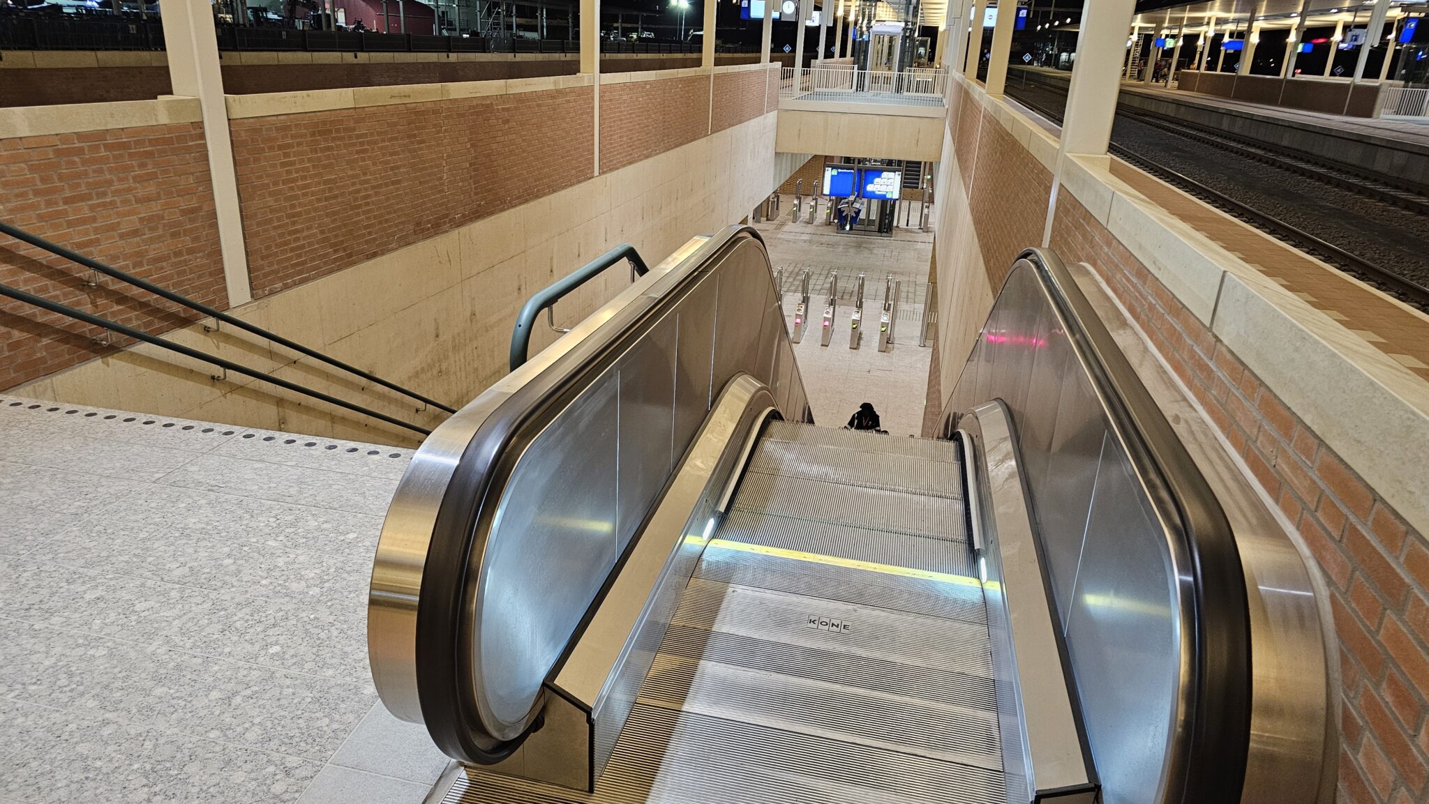Eerste trein bij nieuwe Station Groningen & persoon vast in lift ...