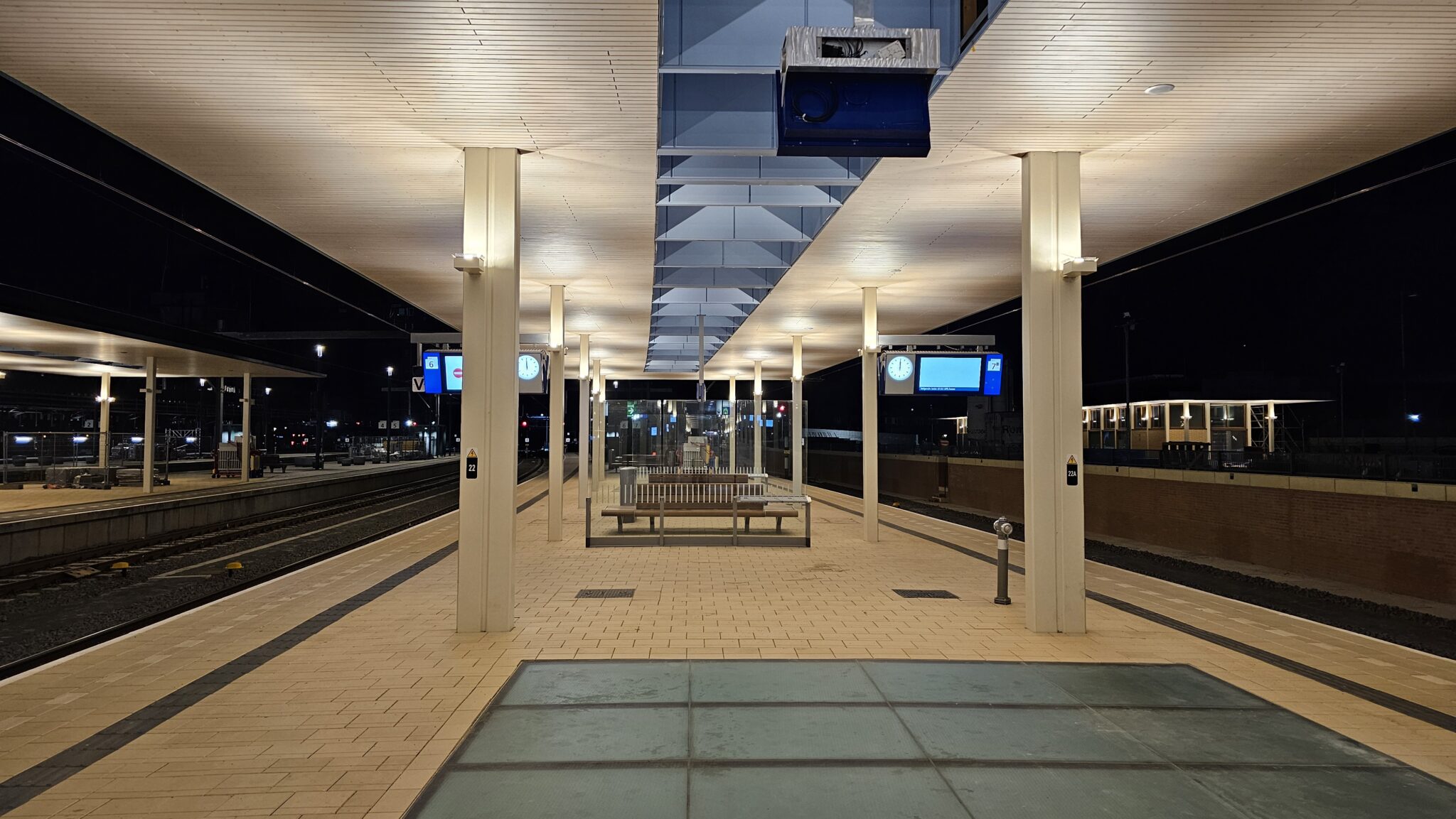 Eerste trein bij nieuwe Station Groningen & persoon vast in lift ...